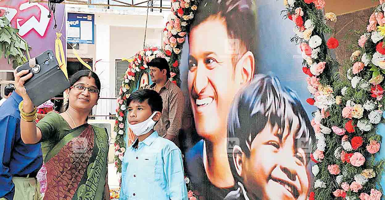 പറന്നകന്നെങ്കിലും പവർ സ്റ്റാറിന്റെ പിറന്നാൾ ഗംഭീരമാക്കി ആരാധകർ