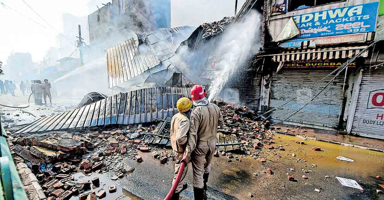 നഗരത്തിൽ രണ്ടിടത്ത് വൻ തീപിടിത്തം