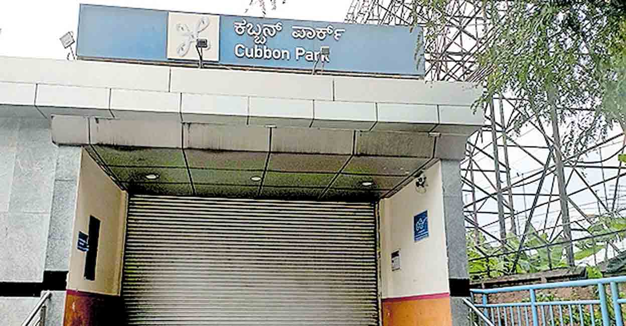 അടഞ്ഞ് മെട്രോ കവാടങ്ങൾ; പ്രതിഷേധം വാതിലുണ്ട്, പ്രവേശനമില്ല