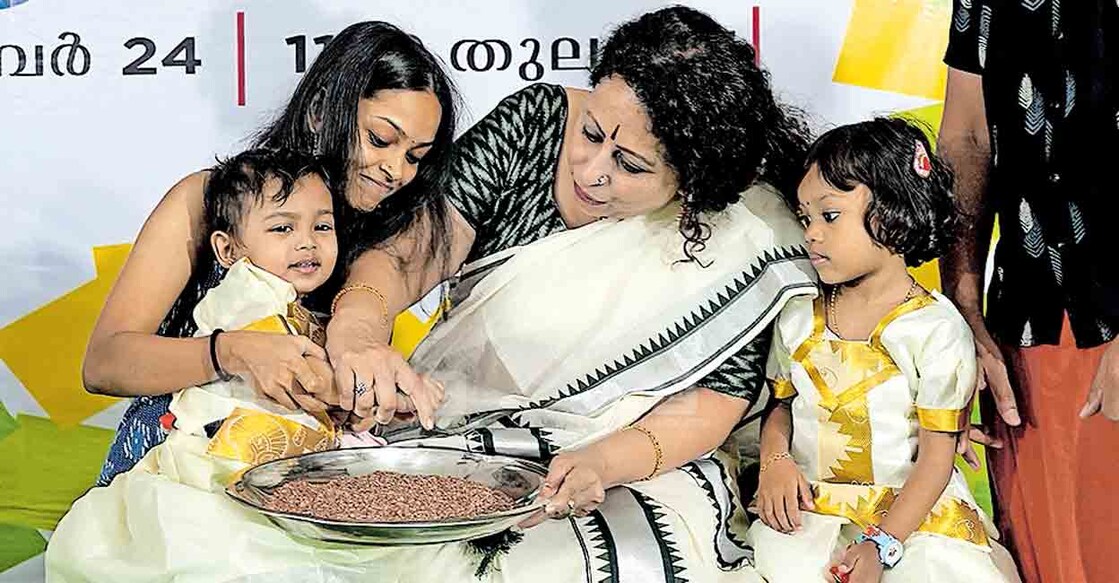 അറിവിൻ ആകാശത്തേക്ക്; മലയാള മനോരമ വിദ്യാരംഭ വേദിയിൽ ആദ്യാക്ഷരംകുറിച്ച് ...