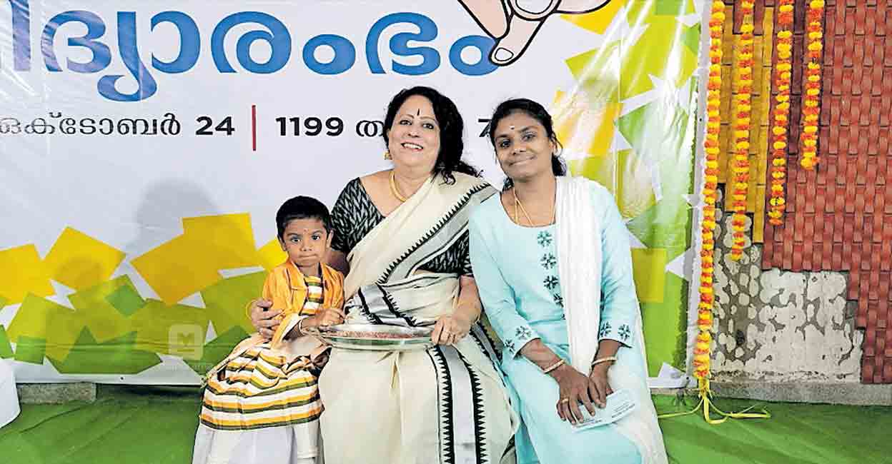 അറിവിൻ ആകാശത്തേക്ക്; മലയാള മനോരമ വിദ്യാരംഭ വേദിയിൽ ആദ്യാക്ഷരംകുറിച്ച് ...
