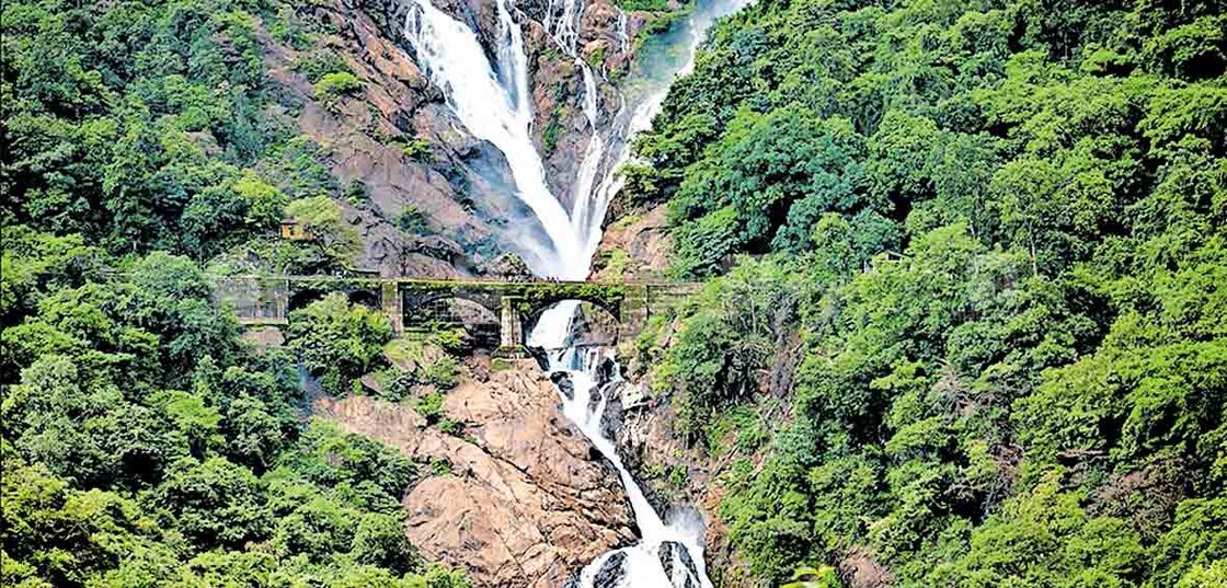 ദൂത്‌സാഗർ വെള്ളച്ചാട്ടം കാണാൻ തിരക്ക്; സുരക്ഷ കൂട്ടി
