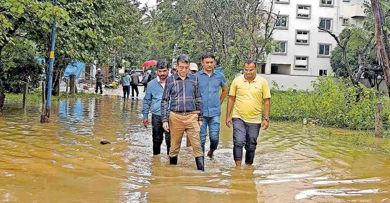 200 വീടുകളിൽ മുട്ടോളം ചെളി; ട്രാക്ടർ ഇറക്കി ബിപിഎംപി | Bengaluru rain ...