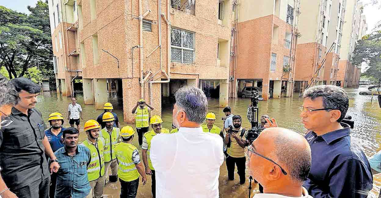 തടാകങ്ങൾ കരകവിഞ്ഞു: പാർപ്പിട മേഖലകൾ മുങ്ങി; താമസക്കാരെ ഒഴിപ്പിച്ചു ...