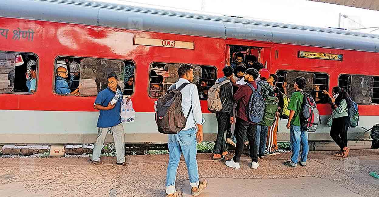 ക്രിസ്മസ് യാത്ര: ടിക്കറ്റില്ലാത്തവരും തള്ളിക്കയറി റിസർവേഷൻ കോച്ചി ...