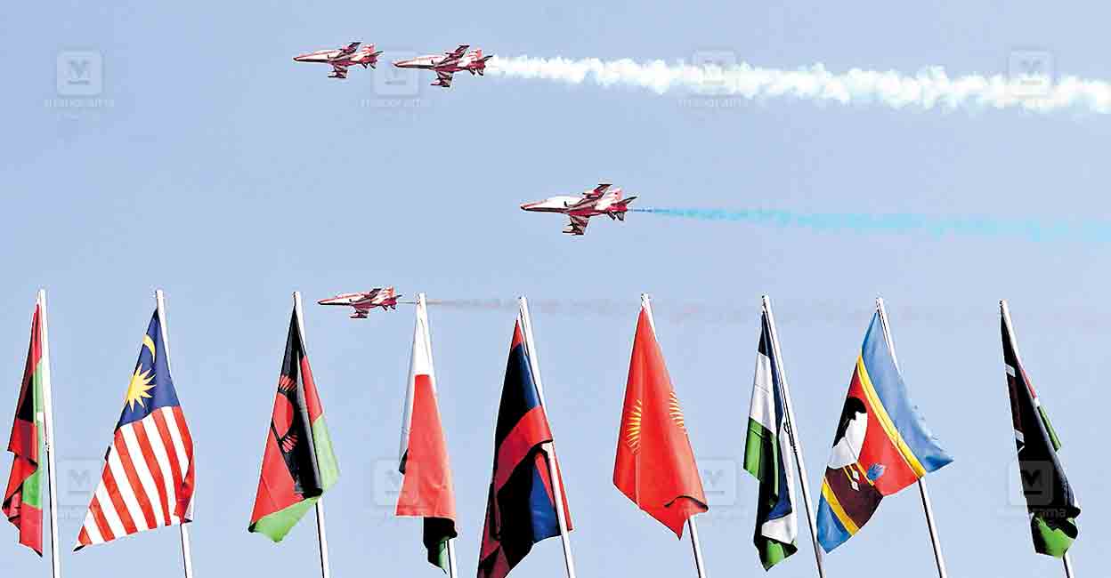 നെഞ്ചിടിപ്പ് കൂട്ടി പോർവിമാനങ്ങളുടെ പ്രകടനം; മാനംനിറയെ ‘ഉരുക്കുപക്ഷിക ...