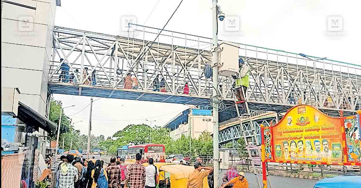 കെങ്കേരി റെയിൽവേ സ്റ്റേഷനിൽനിന്ന് തുടർയാത്ര; സ്റ്റേഷനു പുറത്തിറങ്ങി ...