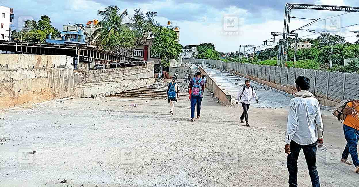 കെങ്കേരി റെയിൽവേ സ്റ്റേഷനിൽനിന്ന് തുടർയാത്ര; സ്റ്റേഷനു പുറത്തിറങ്ങി ...