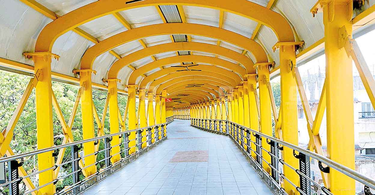 തെരുവിൽ തിരക്കാനില്ല, മുകളിൽ വഴി വരുന്നു