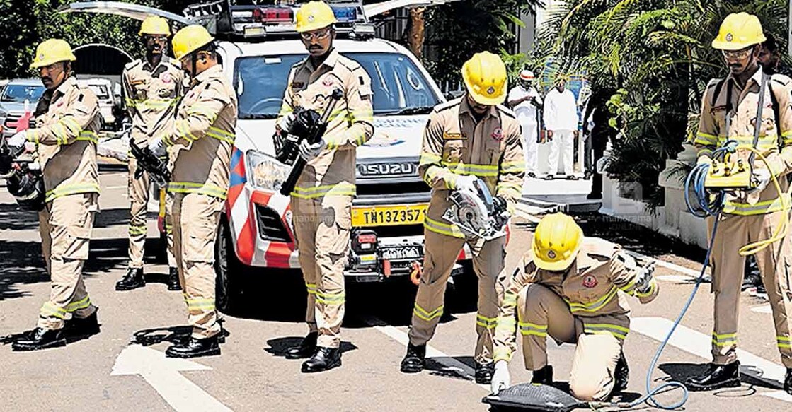 അപകടത്തിൽ വാഹനത്തിൽ കുടുങ്ങുന്നവരെ രക്ഷിക്കാൻ ‘വീര’