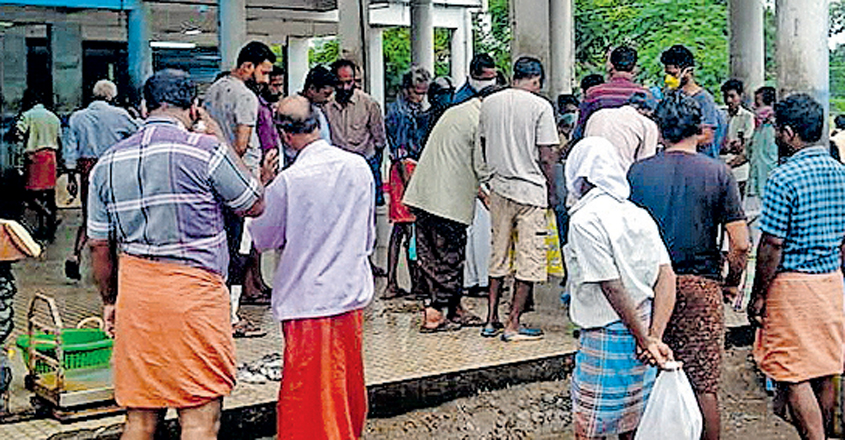 കോവിഡ് 19: പറവൂർ ചന്തയിൽ രണ്ടാംദിനവും ആൾക്കൂട്ടം