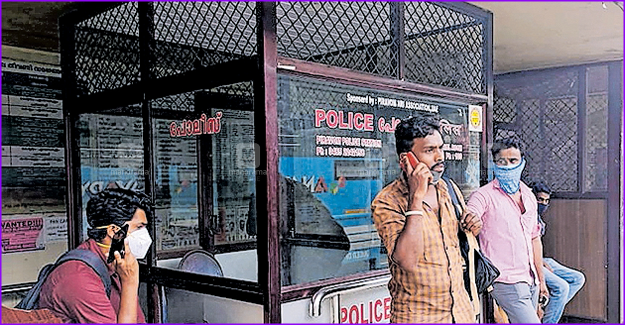 പിറവത്തും പാമ്പാക്കുടയിലും പൊലീസ് അടച്ചു, എയ്ഡ് പോസ്റ്റ്