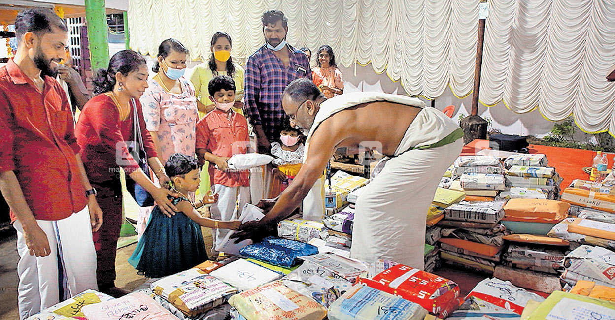നവരാത്രി: പറവൂർ ദക്ഷിണ മൂകാംബിക ക്ഷേത്രത്തിൽ പൂജവയ്പ് | Navaratri ...