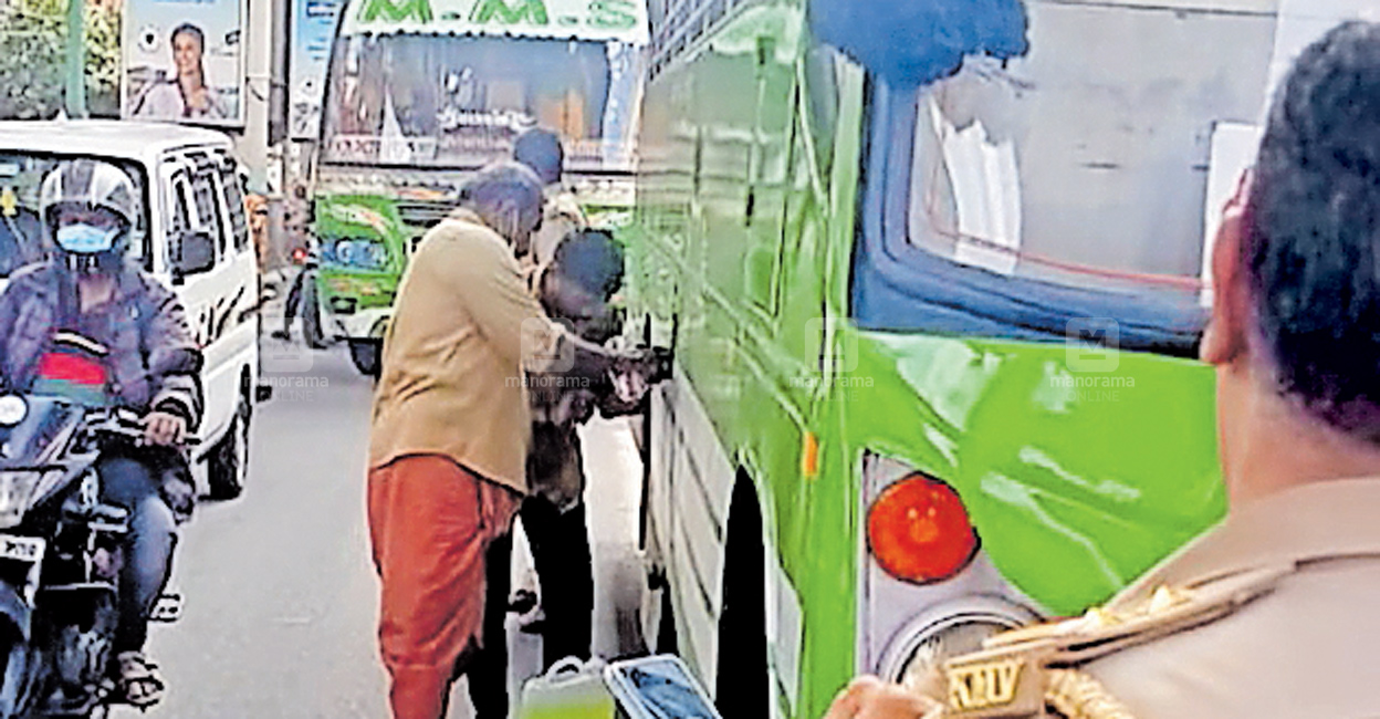 സർവീസിനിടെ ഡീസൽ തീർന്നു വഴിയിൽ കിടന്നു സ്വകാര്യ ബസ്; കേസെടുത്തു മോട്ട ...