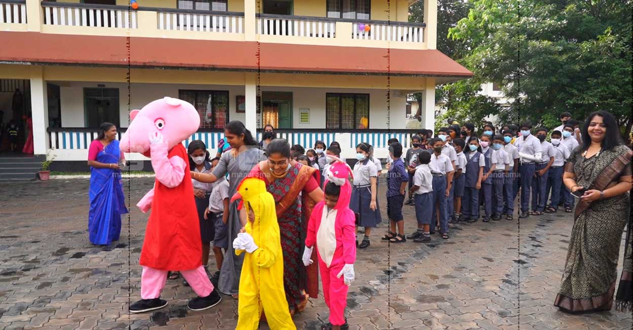 പ്രവേശനോത്‌സവം കുട്ടികൾക്ക് കൗതുകമായി | Kerala School Full Classes ...