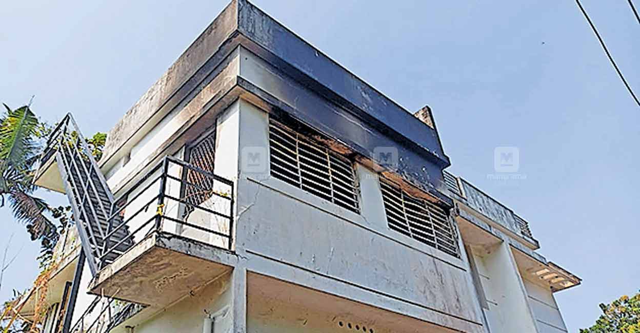 വീടിനു മുകളിൽ നിന്നു തീ നാളങ്ങൾ; വഴിയാത്രക്കാരായ യുവതികൾ കണ്ടതു രക്ഷയായി