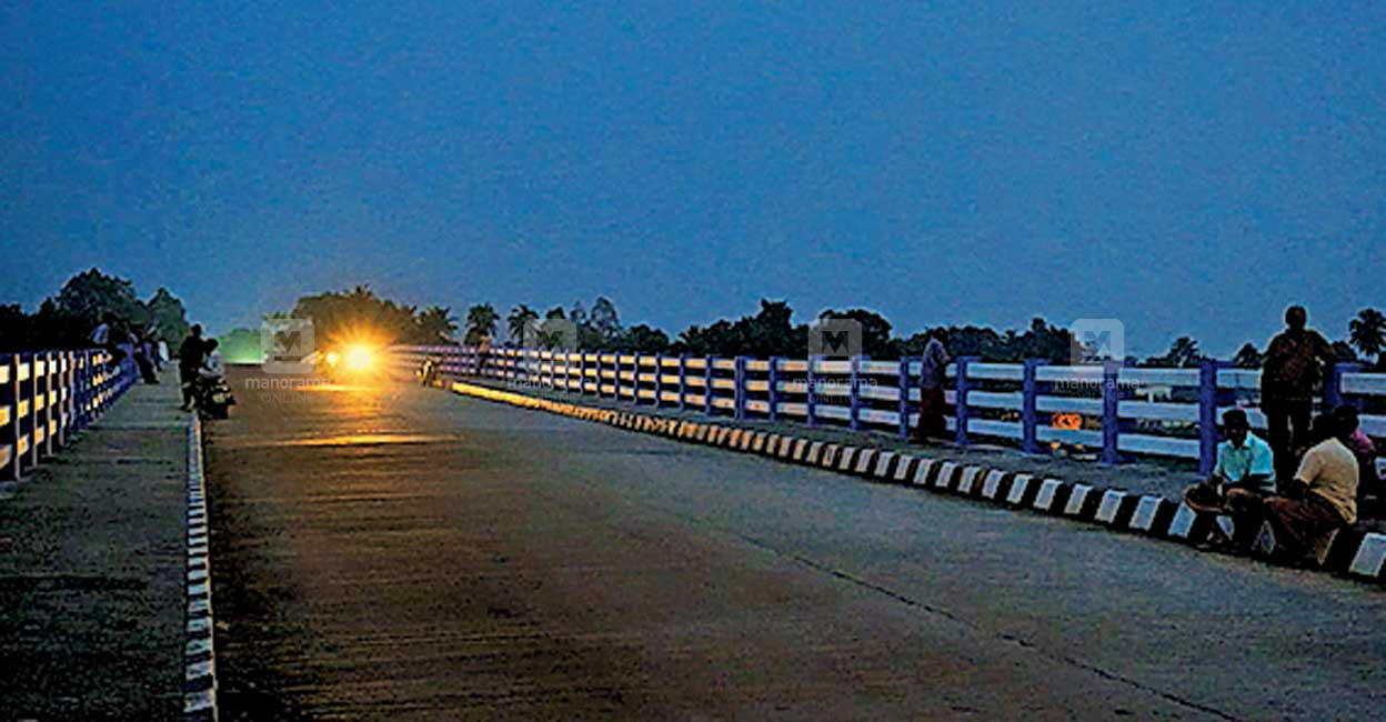 ഇരുട്ടിൽത്തപ്പി പാറപ്പുറം- വല്ലംകടവ് പാലം