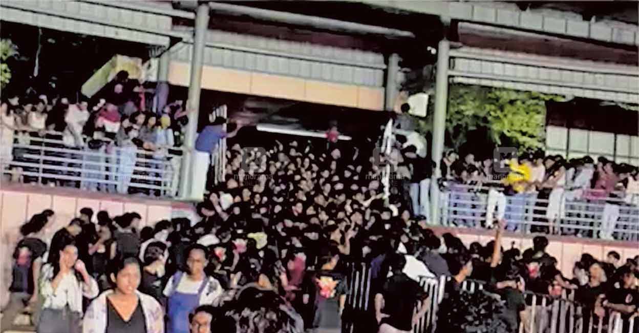 കളമശേരി കുസാറ്റിൽ തിക്കിലും തിരക്കിലും ദുരന്തം; 4 വിദ്യാർഥികൾക്കു ...