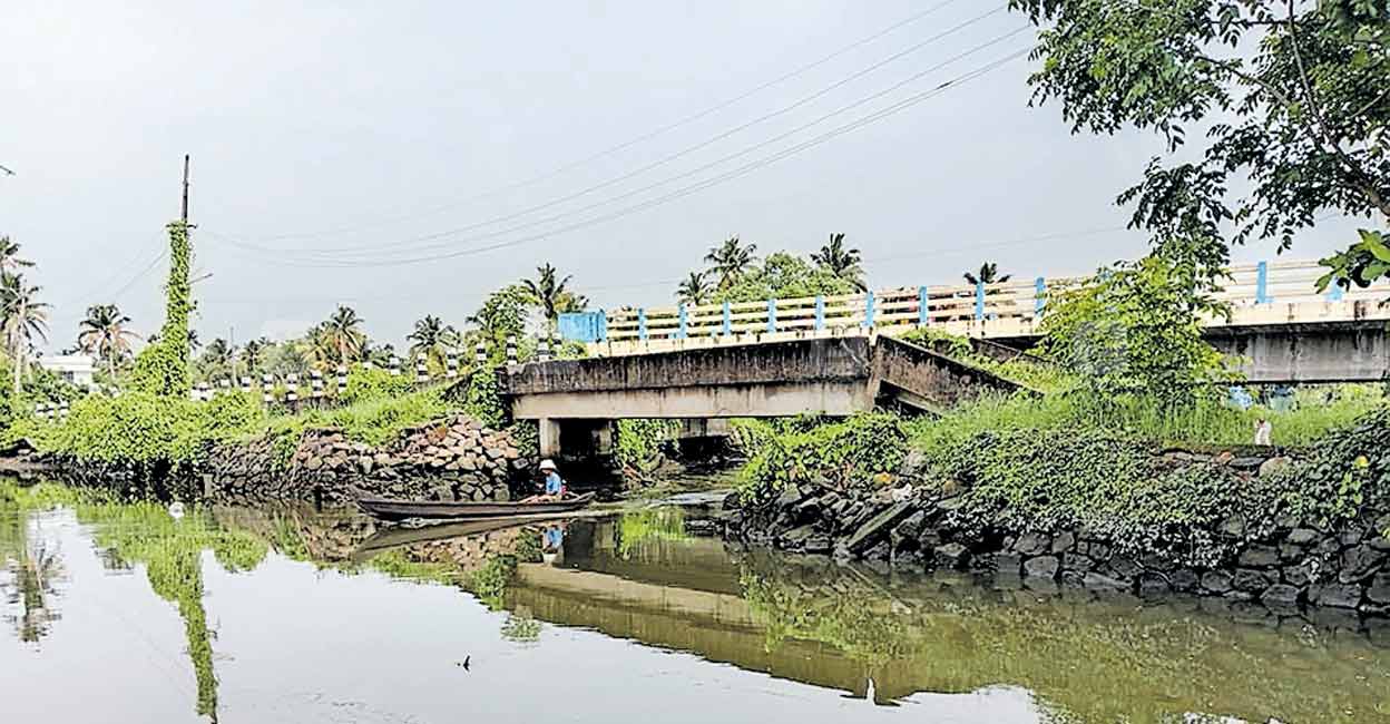 നെടുങ്ങാട് പഴയ പള്ളിപ്പാലം പൊളിക്കാത്തത് ദുരിതം
