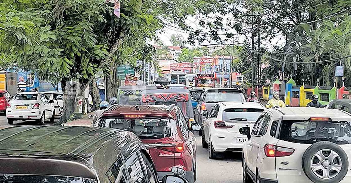 സകലയിടത്തും കുഴി, മൂവാറ്റുപുഴ ടൗണിൽ ഗതാഗതക്കുരുക്ക്; കഷ്ടപ്പാട് തന്നെ