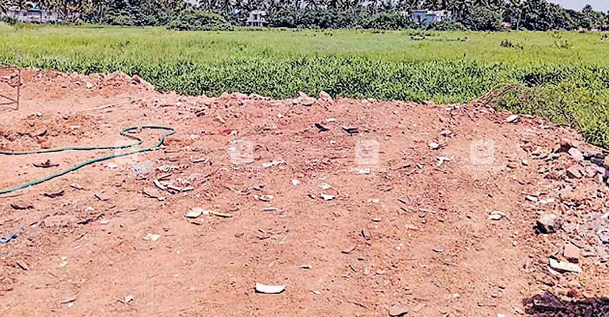 അനധികൃതമായി തരിശു പാടശേഖരം നികത്താൻ ശ്രമം