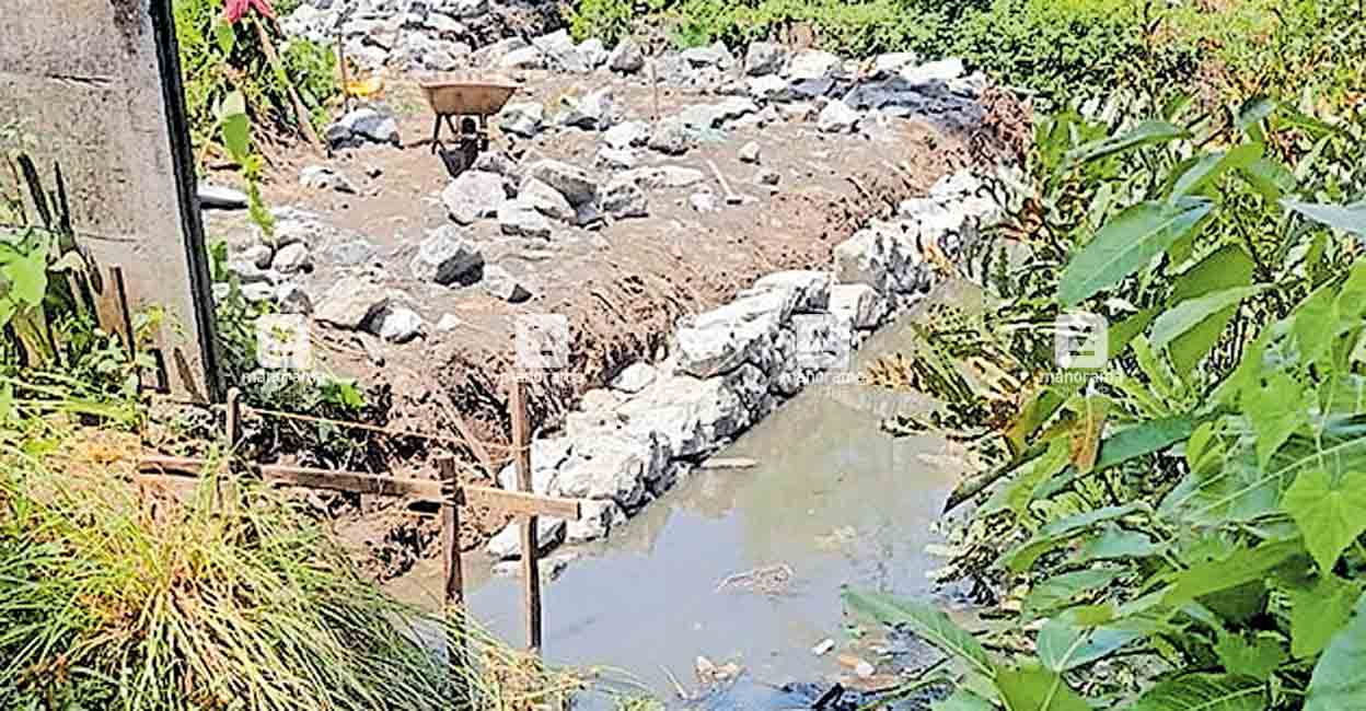 തോടിന്റെ വീതി കുറച്ച് ചിറകെട്ടുന്നതായി ആക്ഷേപം‌‌‌