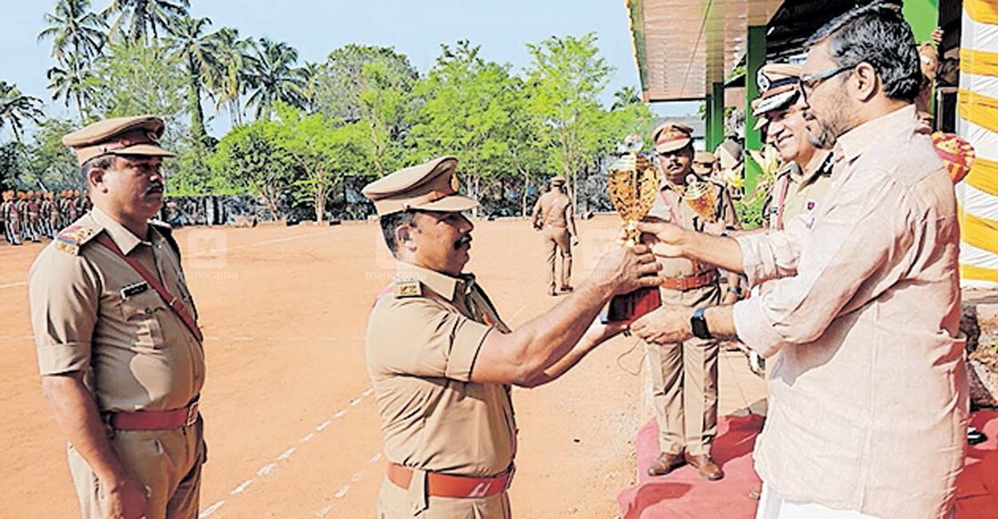 വെണ്മ പുരസ്കാരത്തിന്റെ തിളക്കത്തിൽ മൂവാറ്റുപുഴ എക്സൈസ് റേഞ്ച് ഓഫിസ്