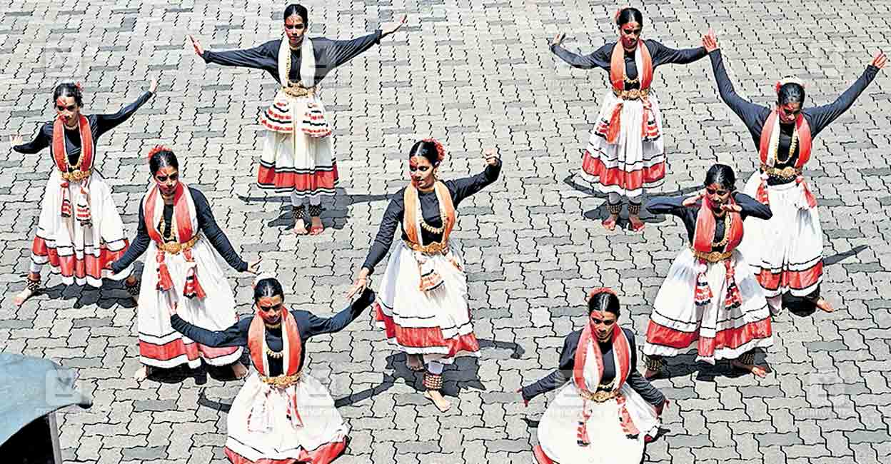 ശാരംദാംബരത്ത് കലാനക്ഷത്രങ്ങൾ; വരവേറ്റത് കാവ്യനർത്തകിമാ ...