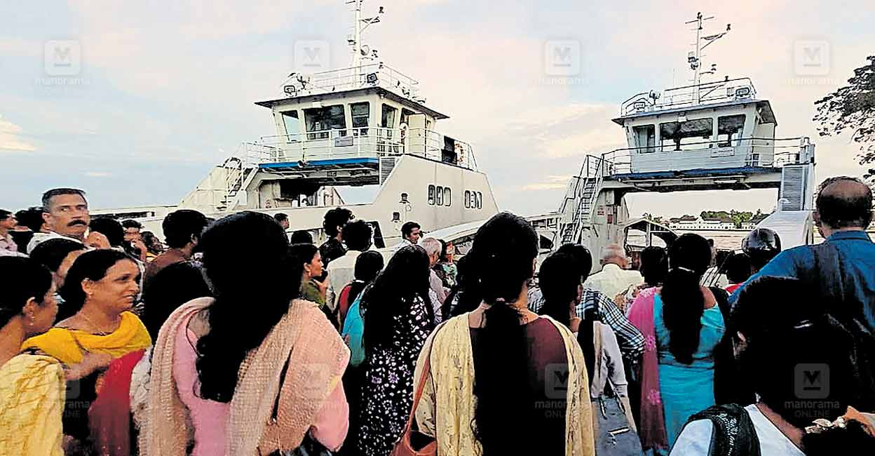 എൻജിൻ നിലച്ച് റോ– റോ അഴിമുഖത്തേക്ക് ഒഴുകി | Ro-Ro ferry | Vypeen-Fort ...