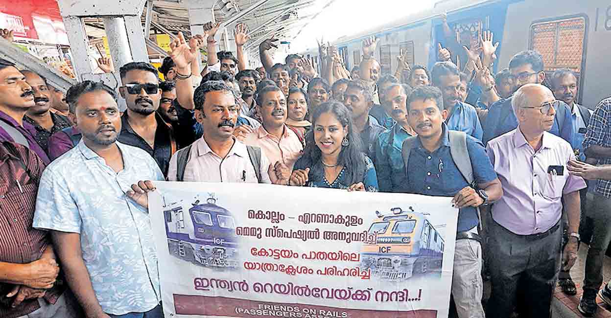 വന്നു കൊല്ലം– എറണാകുളം മെമു; ആദ്യവരവ് ആഘോഷമാക്കി യാത്രക്കാർ | MEMU ...