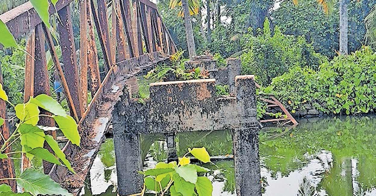 കരേത്തോട് പാലം തകർന്നു; പകരം പാലവും അപകടത്തിൽ | bridge collapse ...