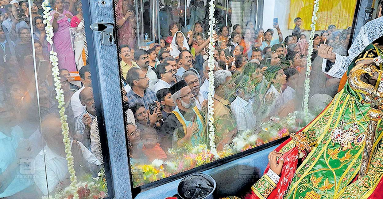 ശ്രേഷ്ഠ ബസേലിയോസ് തോമസ് പ്രഥമൻ കാതോലിക്കാ ബാവായ്ക്ക് ആദരമർപ്പിച്ച് ...