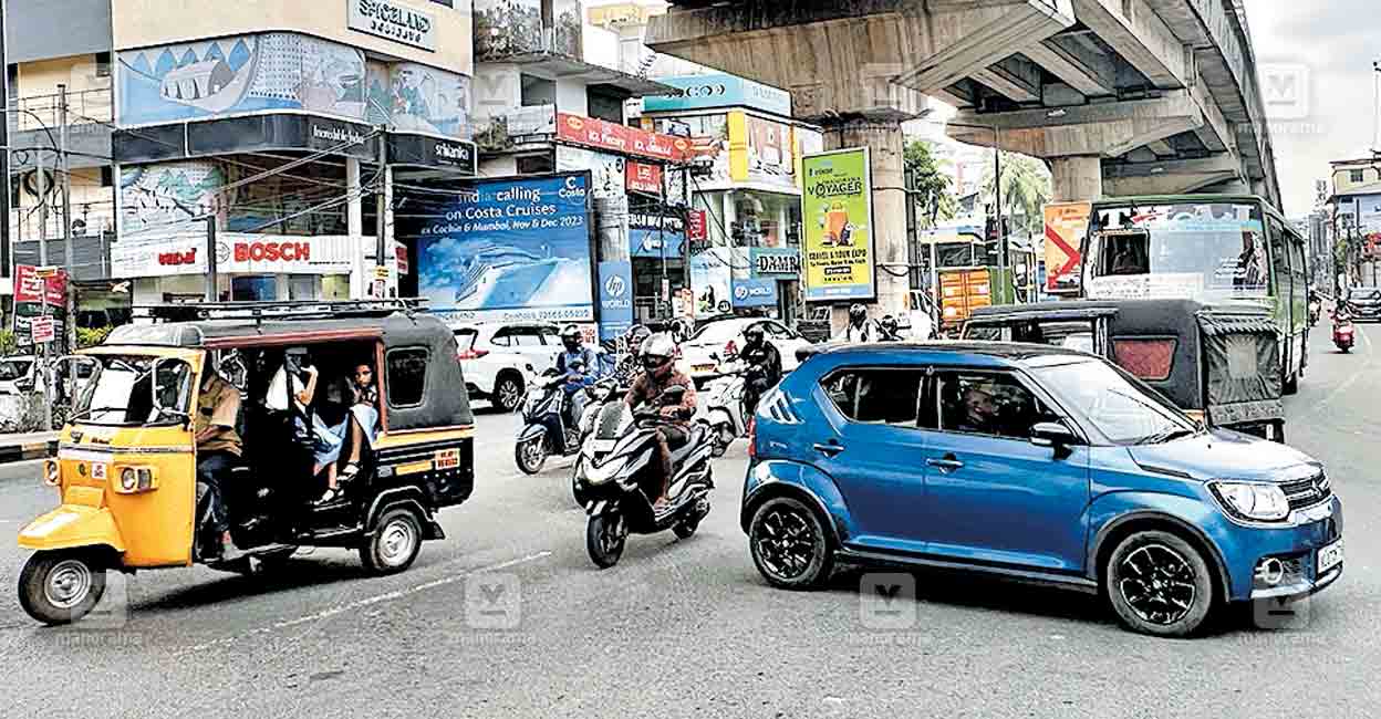‘വിചിത്ര ഗതാഗതം’; എളംകുളത്തിനും കടവന്ത്രയ്ക്കും ഇടയിൽ അര കിലോമീറ്റ ...