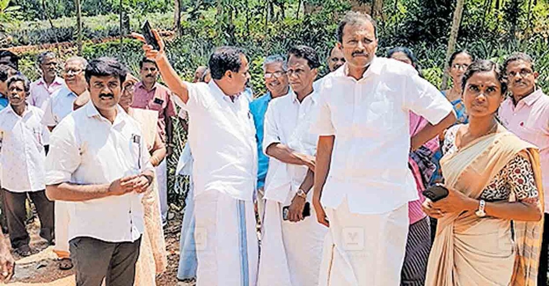 പ്ലൈവുഡ് കമ്പനികൾക്ക് എതിരെ പ്രതിഷേധം ശക്തം; ലോറിയും മണ്ണുമാന്തി ...