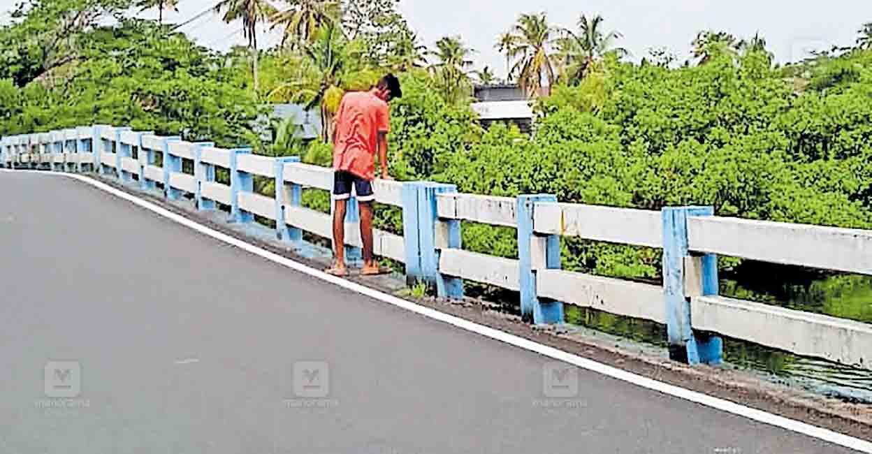 കൈവരി ഉയരം കൂട്ടാൻ ഇനിയെന്തു വേണം?തുണ്ടത്തുംകടവ്- വരാപ്പുഴ പാലത്തിലാണ് ...