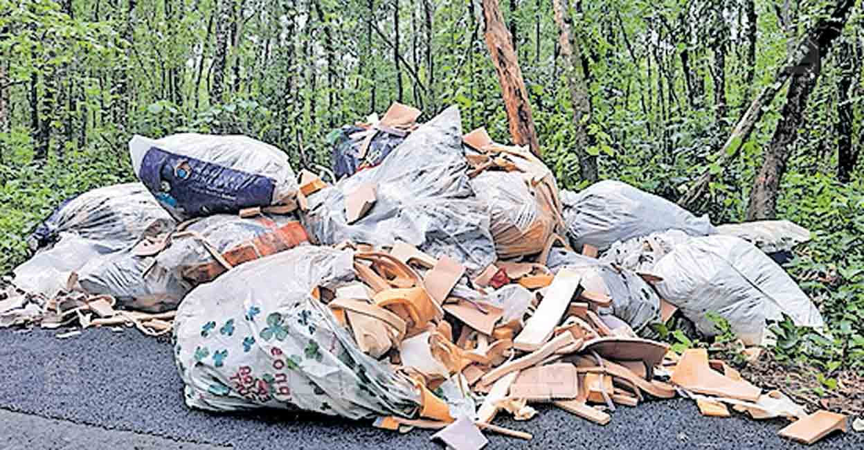 വഴിയിൽ മാലിന്യം തള്ളിയ യുവതിക്ക് 5,000 രൂപ പിഴ