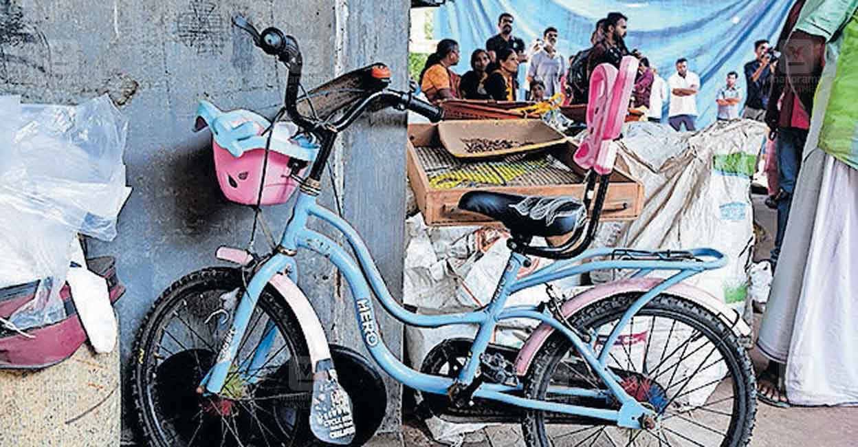വാതിലിനിപ്പുറം പ്രതീക്ഷയോടെ ഒരമ്മ; അപ്പുറത്ത് കത്തിയമരുന്ന കുടുംബം ...