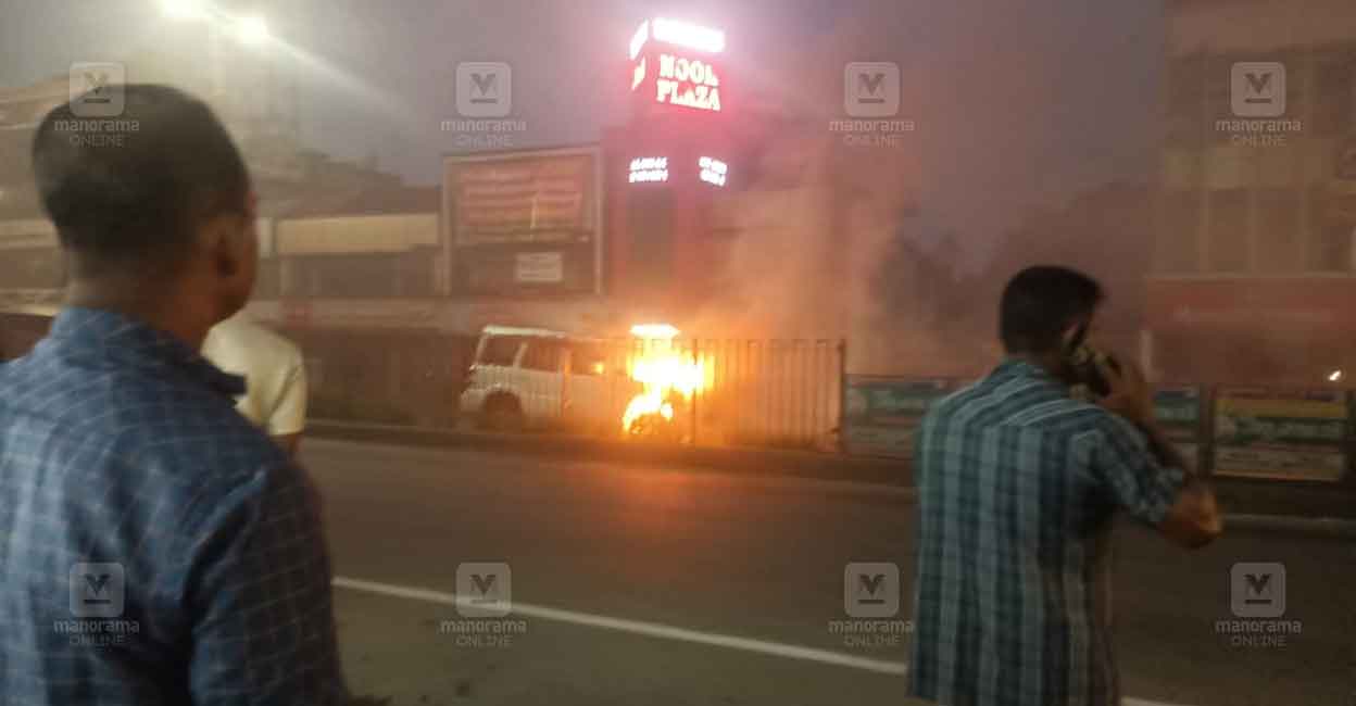 ഓടിക്കൊണ്ടിരുന്ന കാറിനു തീപിടിച്ചു