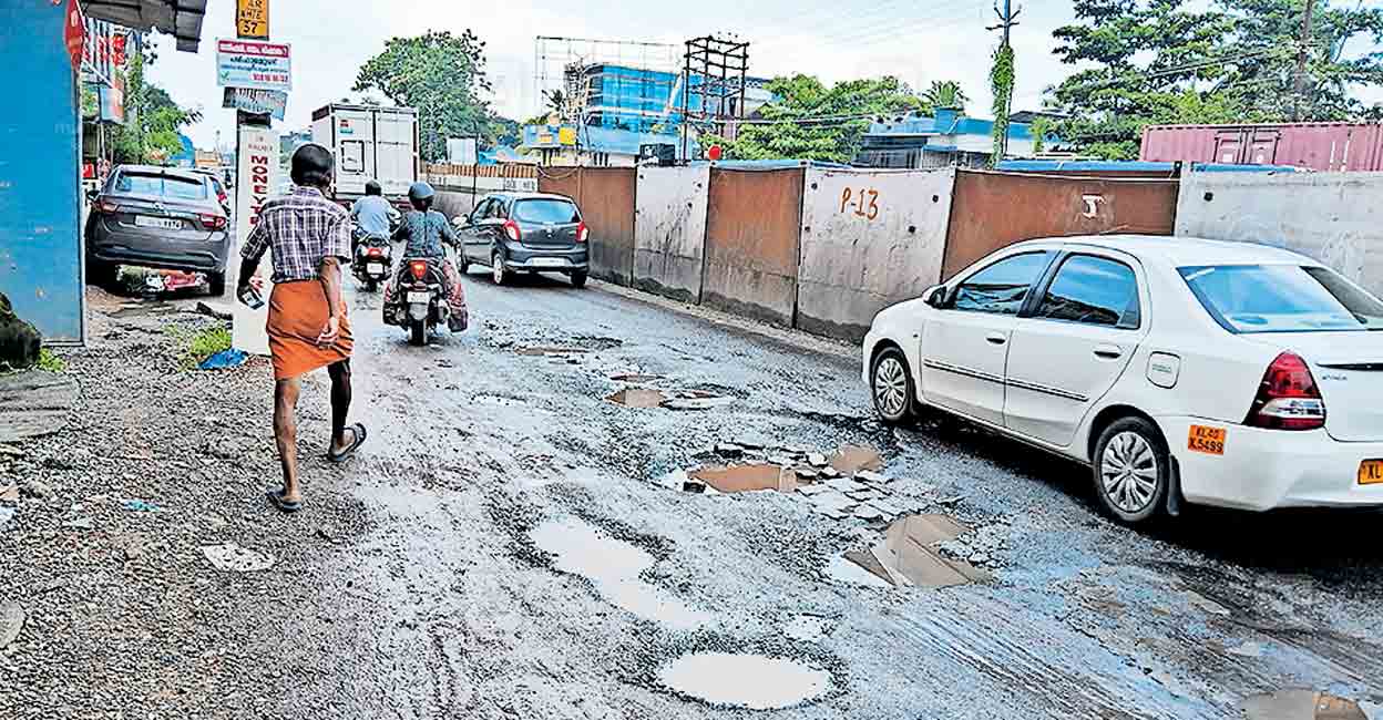 അരൂർ–തുറവൂർ ഉയരപ്പാത നിർമാണം, തീരാതെ ദുരിതം; പാതാളക്കുഴികൾ, റോഡി ...