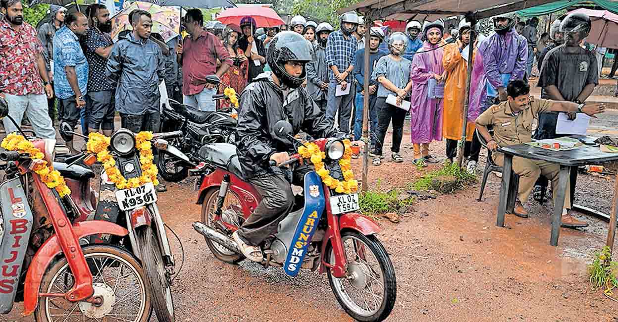 ‘8’ എടുക്കാൻ ഇനി എം 80 ഇല്ല; അവസാന ദിന ടെസ്റ്റിനെത്തിയപ്പോൾ പൂമാലയിട്ട് ...