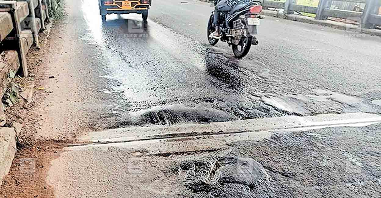 ഉയരവ്യത്യാസം; റെയിൽവേ മേൽപാലം ചാടിക്കടക്കണം