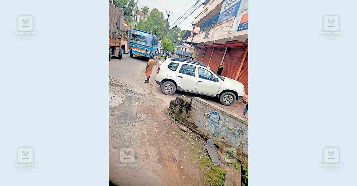 ബസുകളുടെ വഴിമാറിയോട്ടം; വലയുന്നത് യാത്രക്കാർ | Perumbavoor | Traffic ...