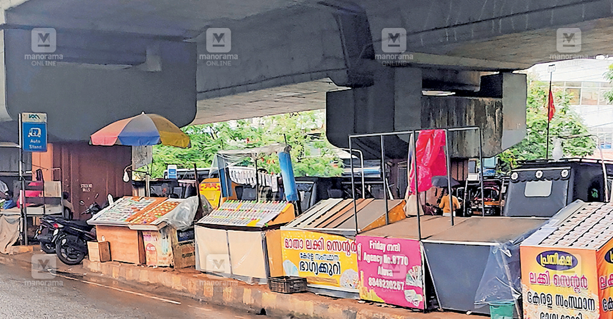 ആലുവ ബൈപാസ് മേൽപാലത്തിനു താഴെ ‘പുട്ടുകച്ചവടം’; അനുമതിയില്ലാതെ പേ ആൻഡ് ...