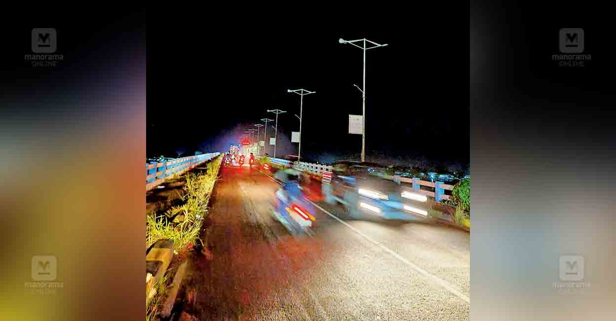 ഗോശ്രീ പാലം ആഴ്ചകളായി ഇരുട്ടിൽ; അപകടം പതിവായി | Goshree bridges ...