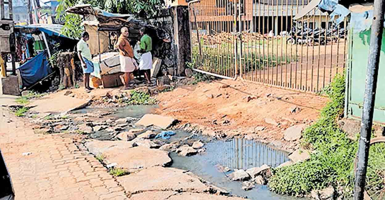കാനയുടെ സ്ലാബുകൾ തകർന്നു, മലിനജലം റോഡിലേക്ക് | Perumbavoor | PP Road ...