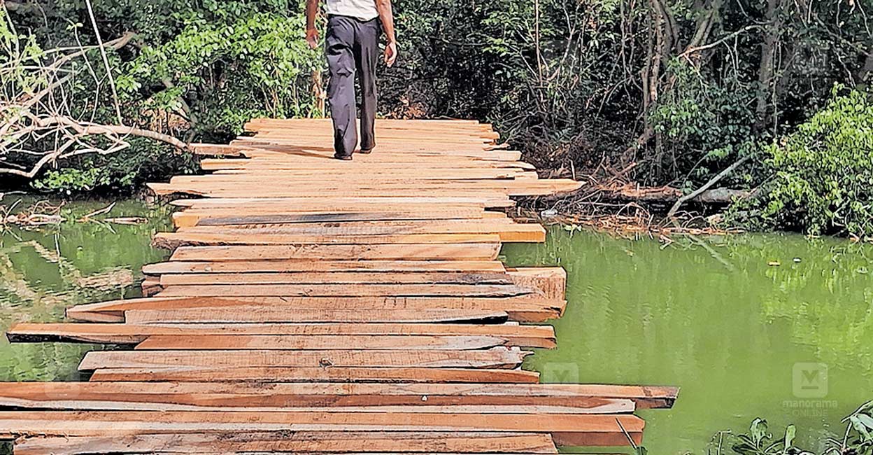 ജനങ്ങൾ കൈകോർത്തു; കരേത്തോടിന് പാലമായി | Aroor bridge | people's bridge ...