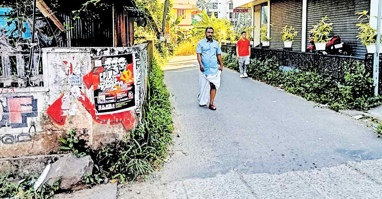 ഒരു കാർ കഷ്ടിച്ച് കടന്നു പോകും; എയർപോർട്ട് ലിങ്ക് റോഡ്: ഇനിയും വൈകരുത് ...