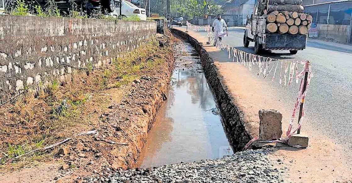 പൈപ്പുകൾ പൊട്ടുന്നു, കുടിവെള്ളം മുട്ടുന്നു; പിറവം ടൗണിലും പരിസരങ്ങളിലും ...