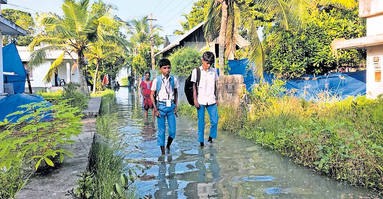അതിരൂക്ഷ വേലിയേറ്റം, വെള്ളപ്പൊക്കം; ജനജീവിതം ദുസ്സഹം, റോഡുകൾ പോലും ...
