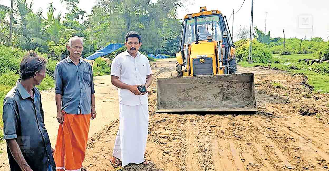 വളപ്പ് ബീച്ചിലേക്കുള്ള മൺപാതയിലെ കുഴികളടച്ചു | Elankunnapuzha road ...